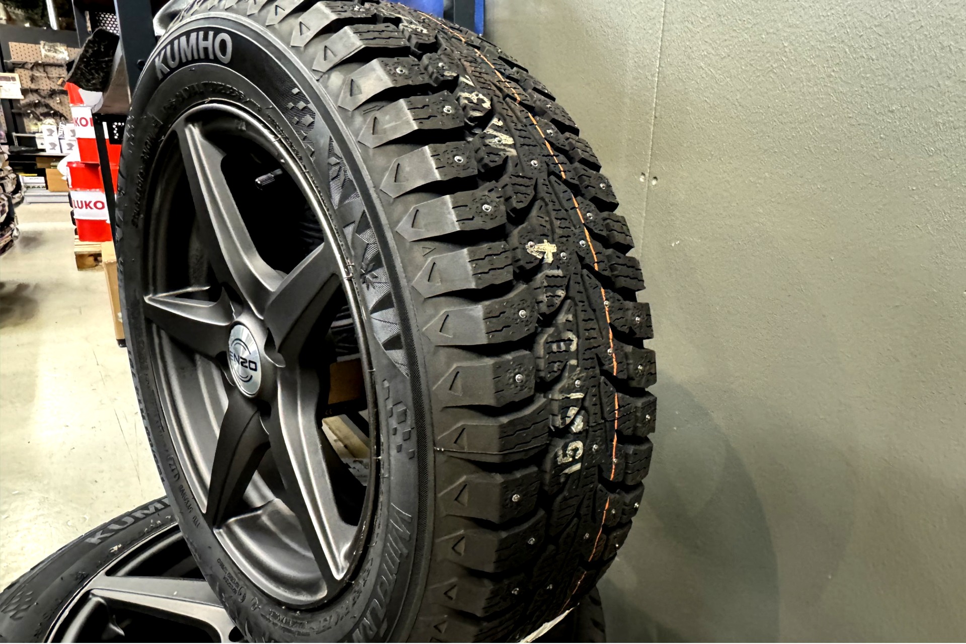 Vinterdäckspaket Dubb Ligier Kumho WinterCraft Ice Wi32 – SveaFordon ...